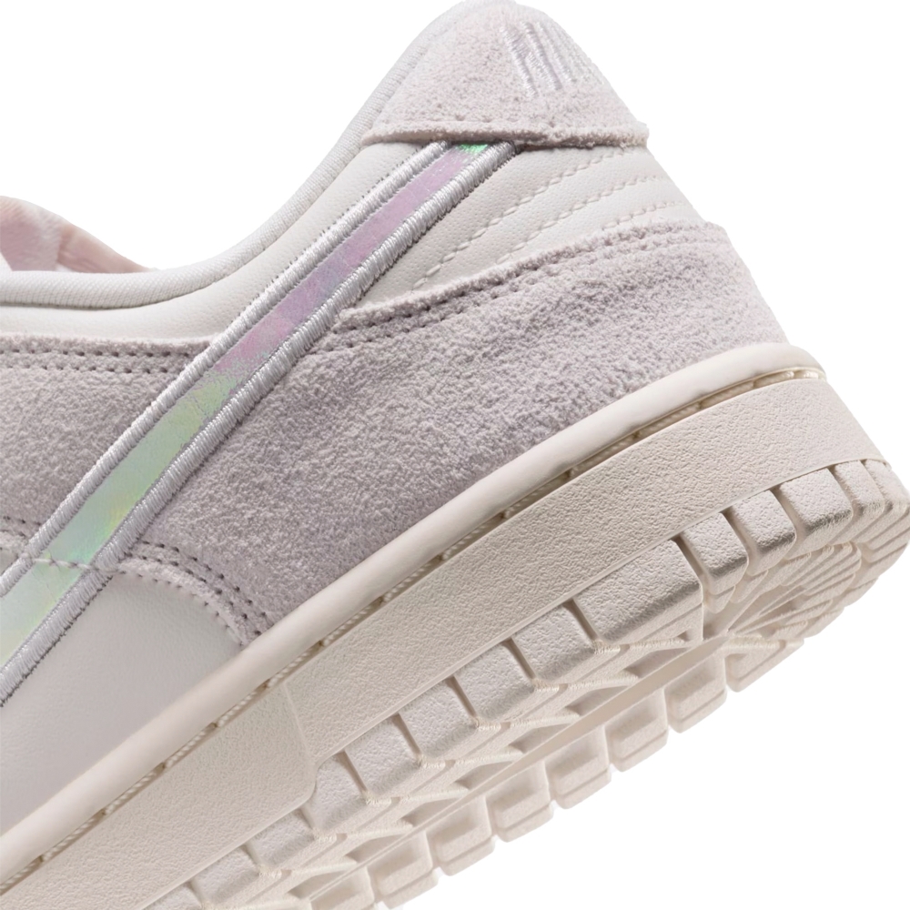 Tênis Feminino Nike Dunk Low ''iridescent Swoosh'' Creme